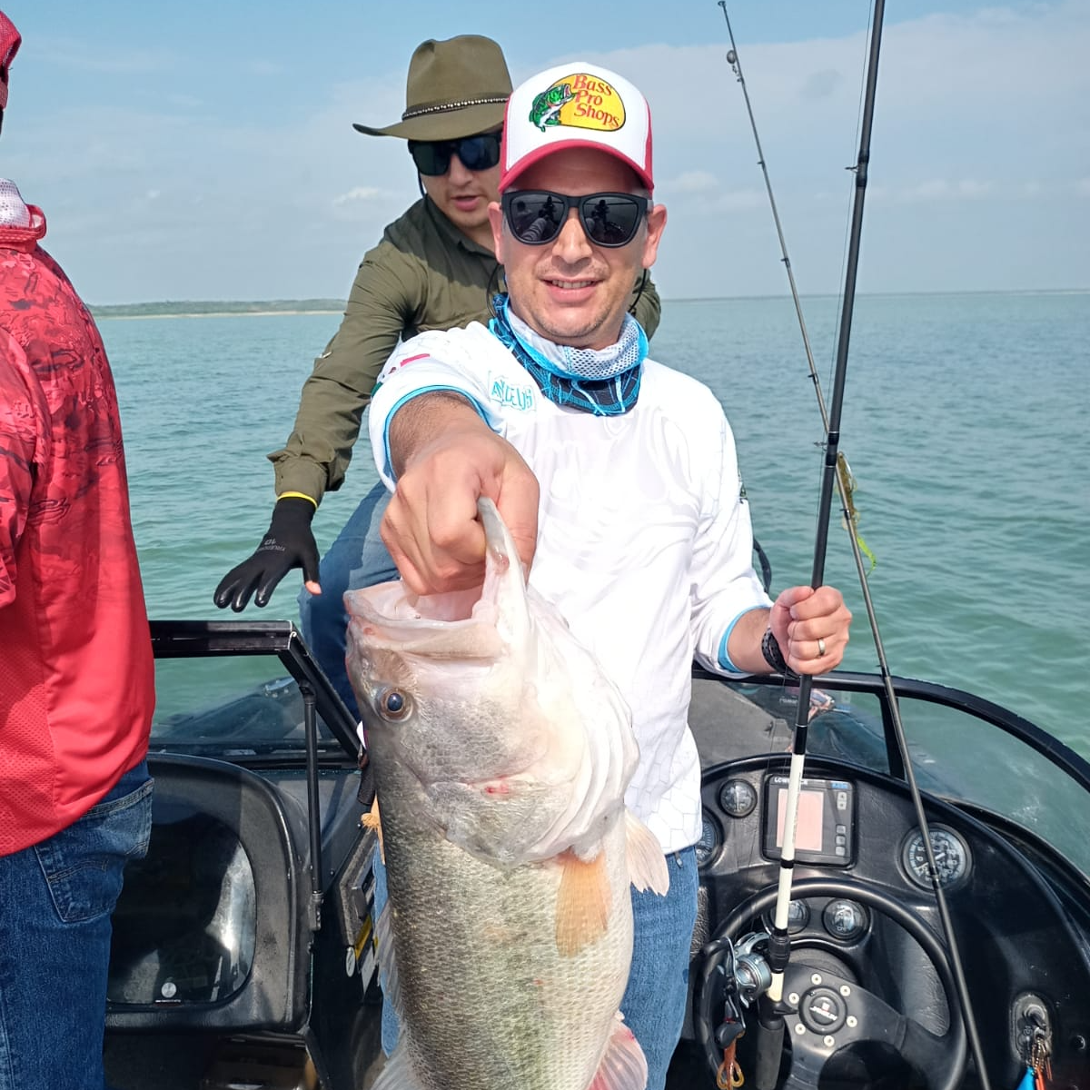 Presa El Cuchillo Fishing Guides